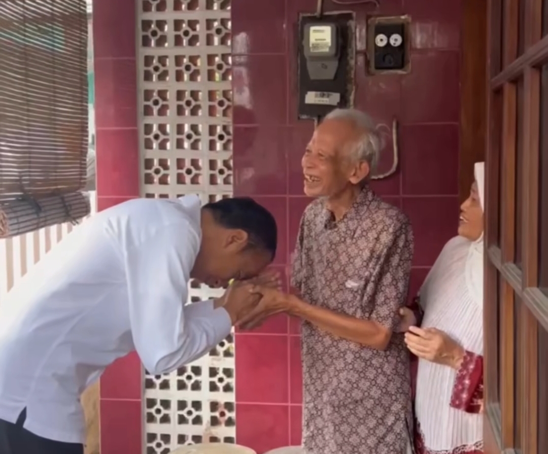 Cara Jokowi Menampik Isu Ijazah Palsu, Kunjungi Rumah Dosen Pembimbingnya di UGM - LIDIK ID